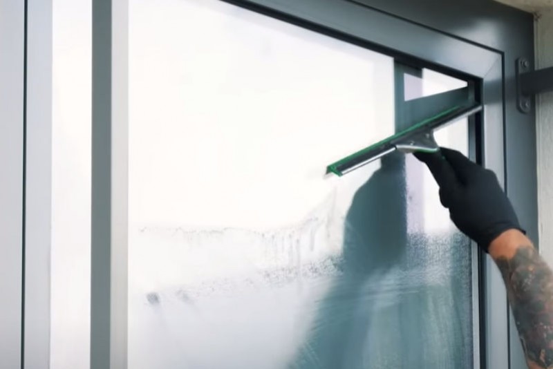 Nettoyer des vitres sans traces à la française ou à l'américaine